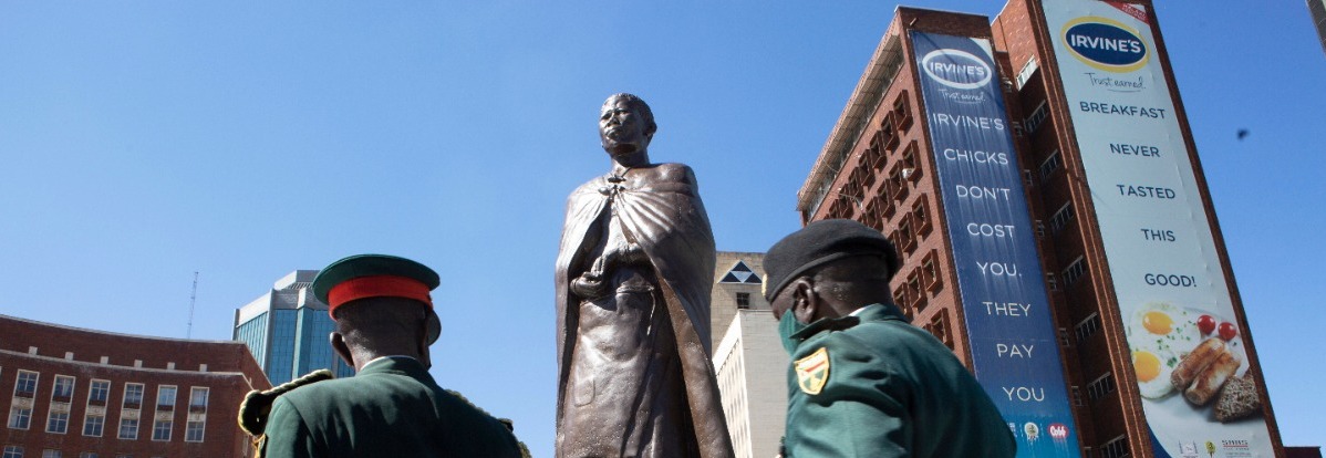 Zimbabwanen boos over standbeeld | Praten met geesten is razend ...