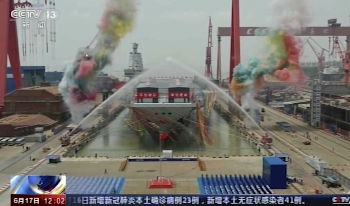 China laat grootste en meest geavanceerde vliegdekschip te water | 360 ...