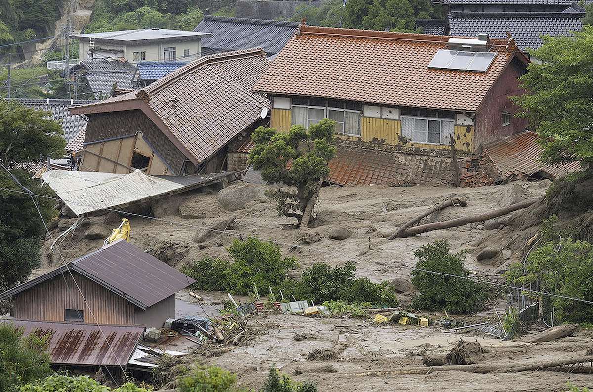 Stortregens en aardverschuivingen in Japan, één dode | 360 Magazine