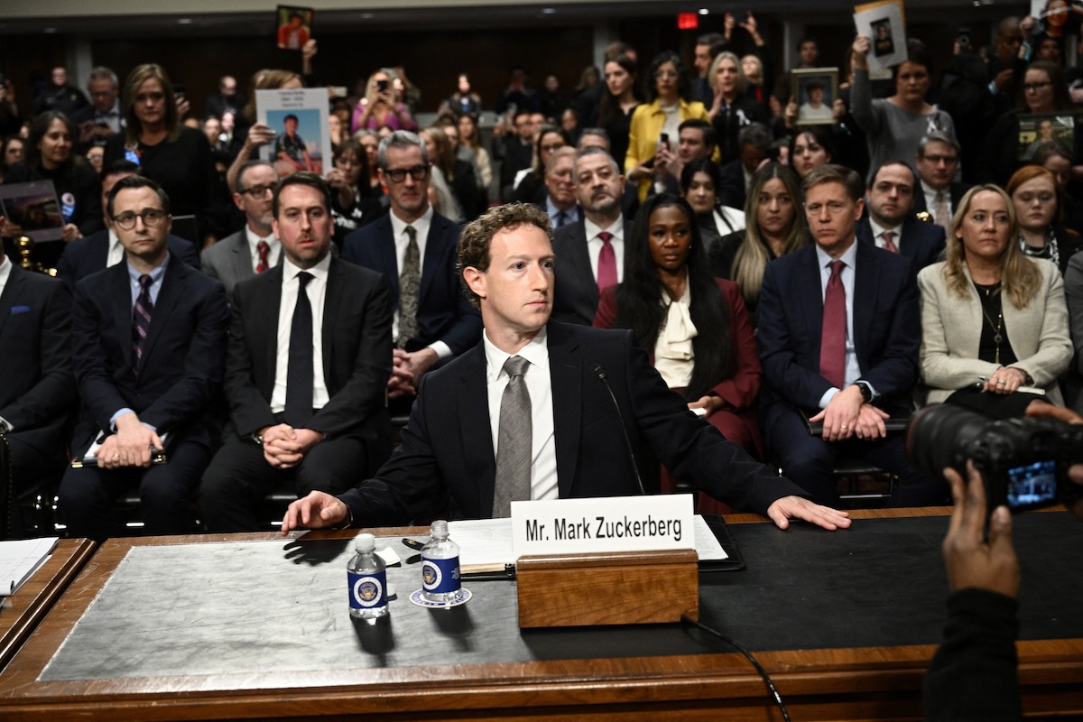 Mark Zuckerberg maakt excuses voor mentale schade bij kinderen door ...